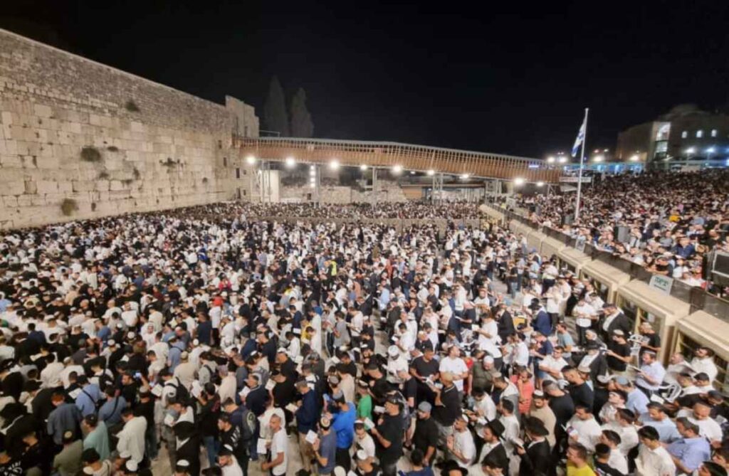 La primera noche de Selijot: Miles de personas se congregan en el Muro ...